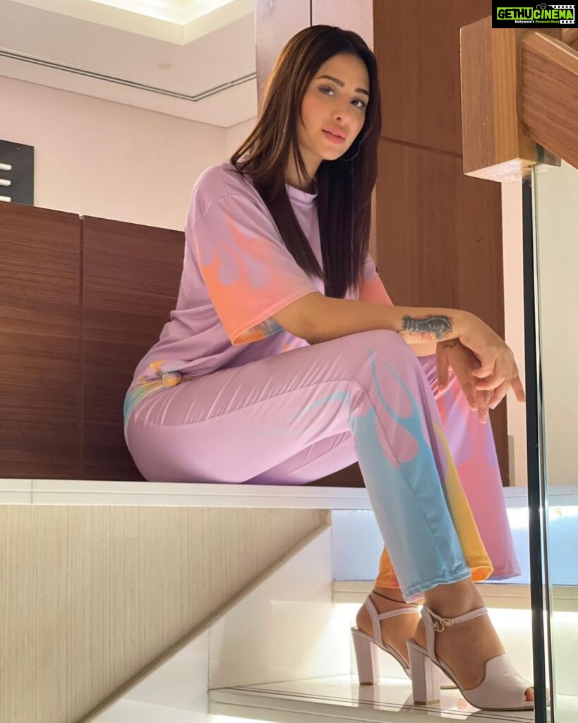 Actress Mahira Sharma HD Photos and Wallpapers April 2021 - Gethu Cinema