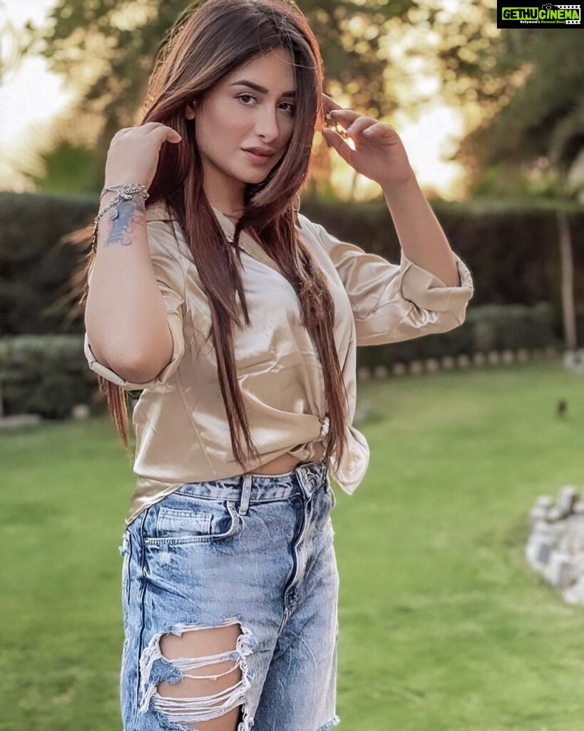 Actress Mahira Sharma HD Photos and Wallpapers May 2021 - Gethu Cinema