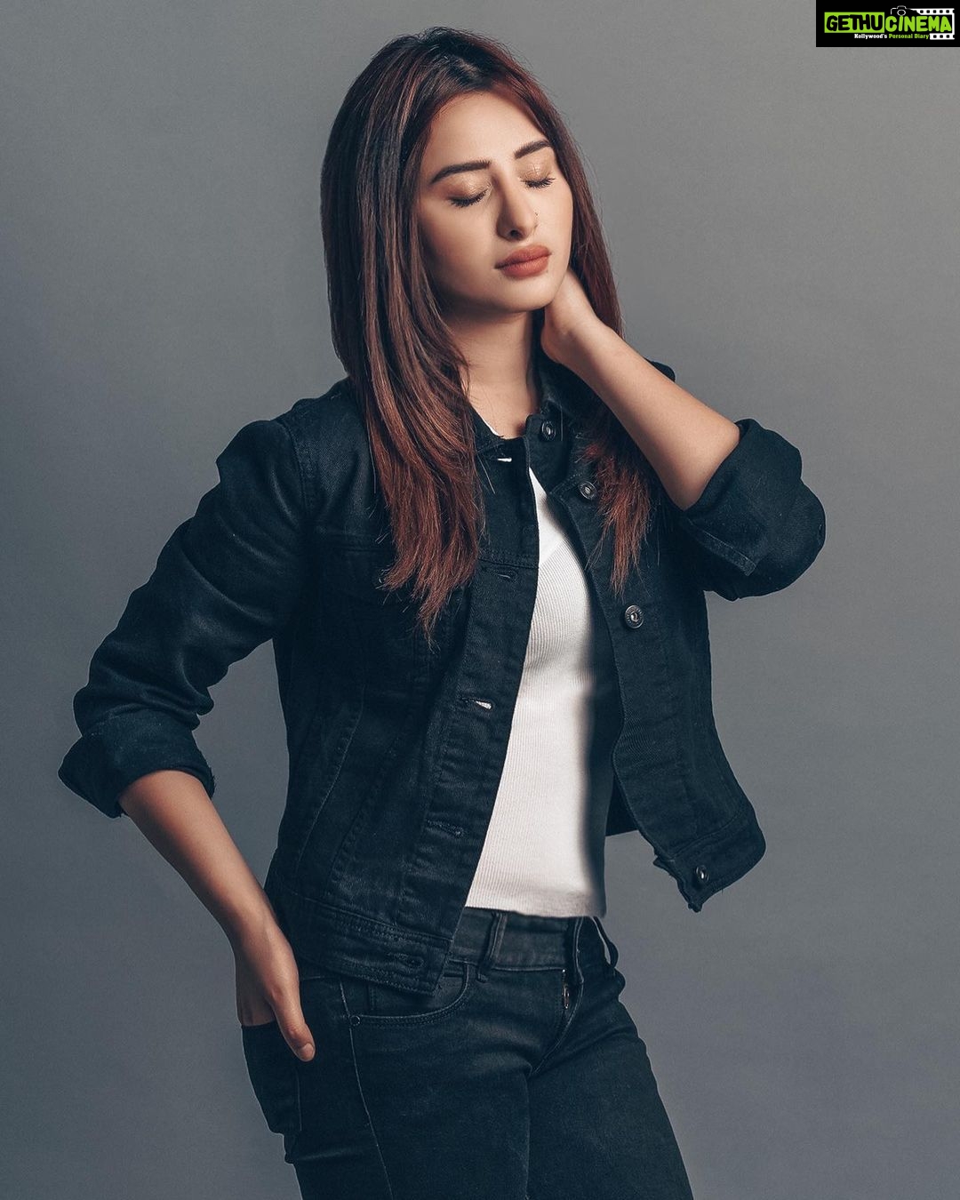 Mahira Sharma Instagram – 🖤 | Gethu Cinema