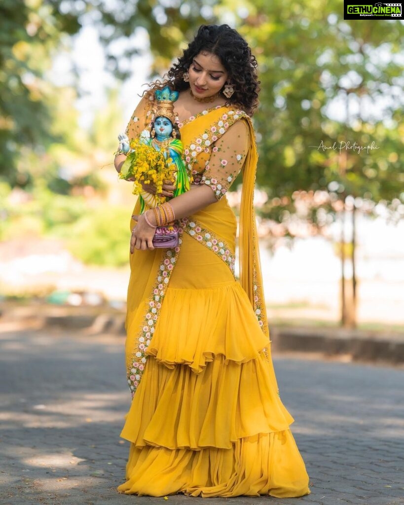 Malavika Menon Instagram - വിഷു ആശംസകൾ 🥰 ️ @aswathi_sasidharan__ @amal ...