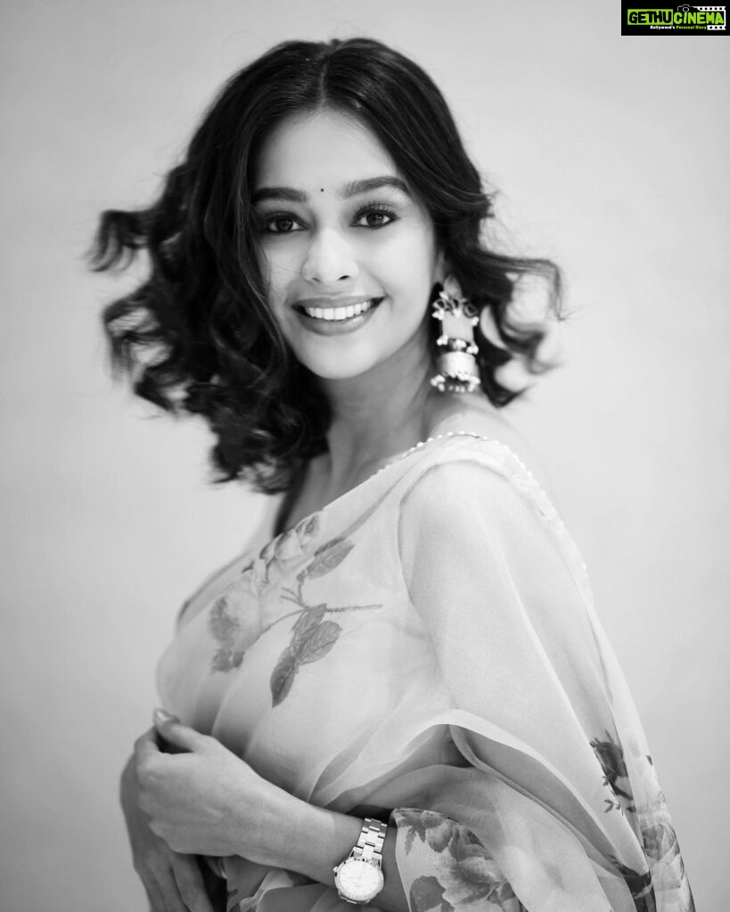 Actress Mugdha Chaphekar HD Instagram Photos and Wallpapers February ...
