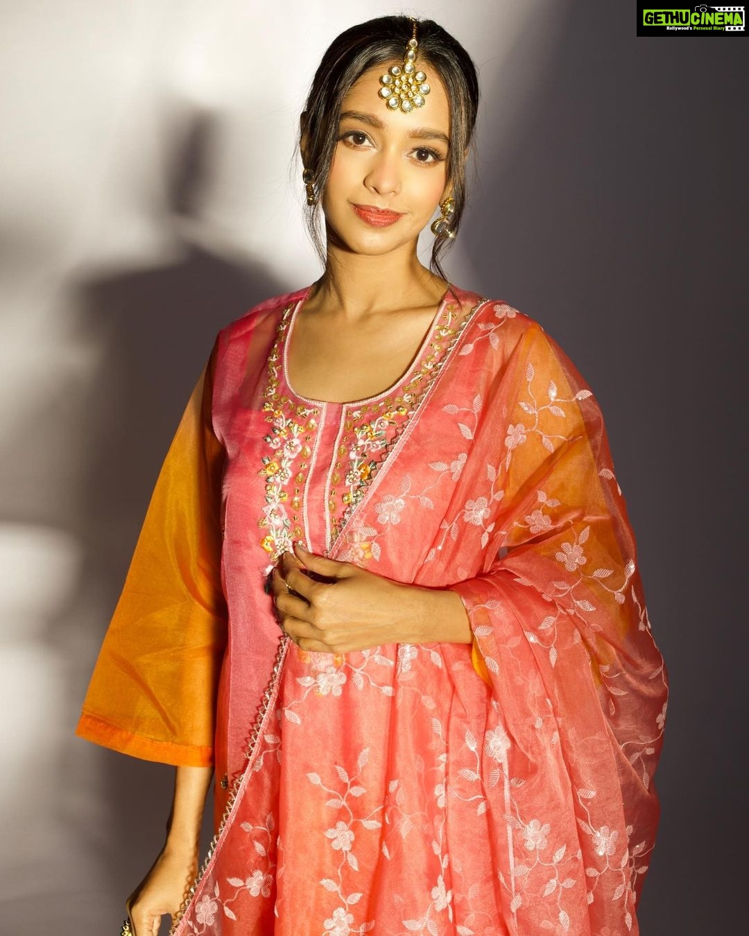 Actress Mugdha Chaphekar HD Instagram Photos and Wallpapers February ...