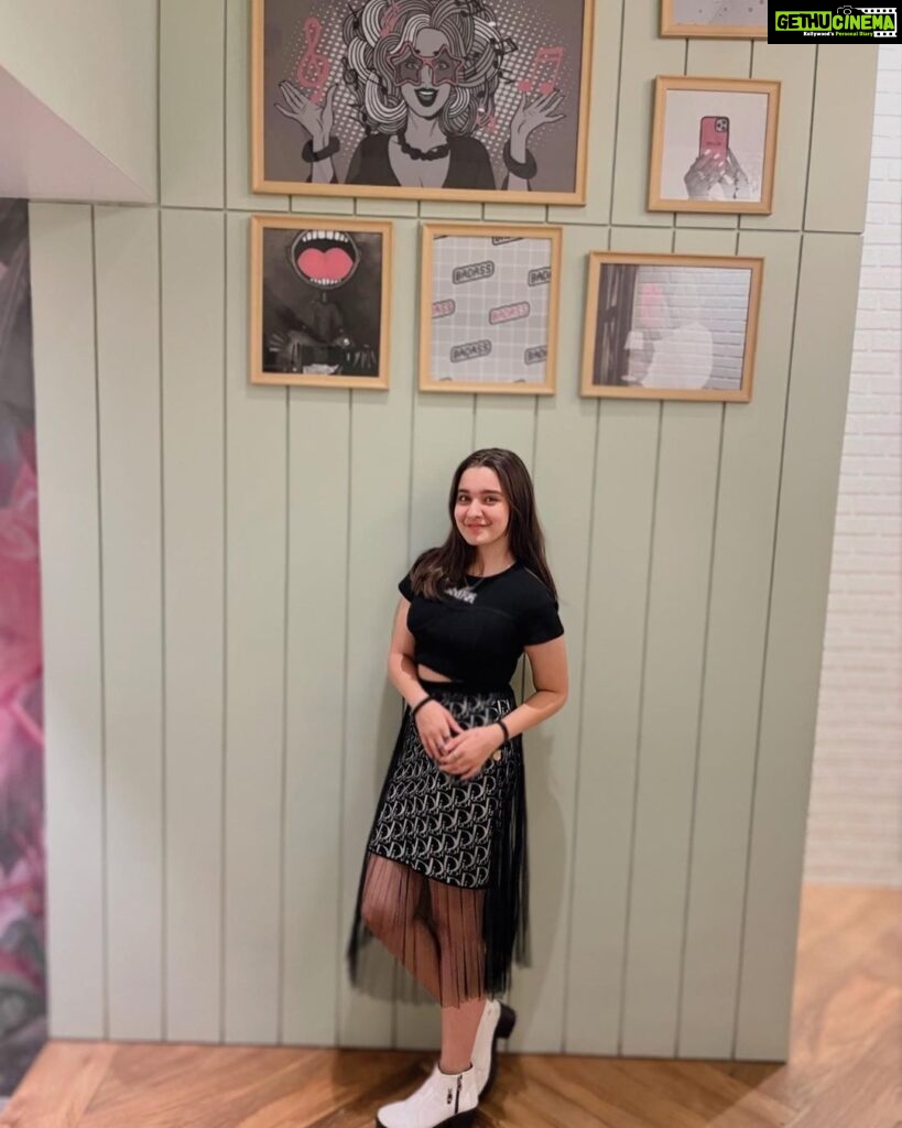 Actress Naisha Khanna HD Photos and Wallpapers November 2022 - Gethu Cinema