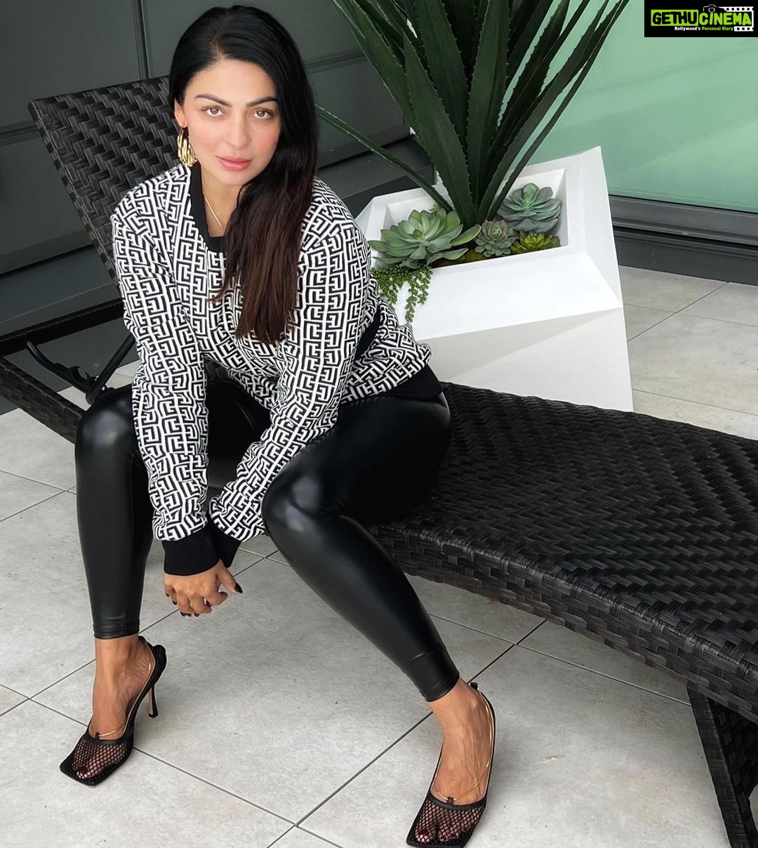 Actress Neeru Bajwa HD Photos and Wallpapers December 2022 - Gethu Cinema