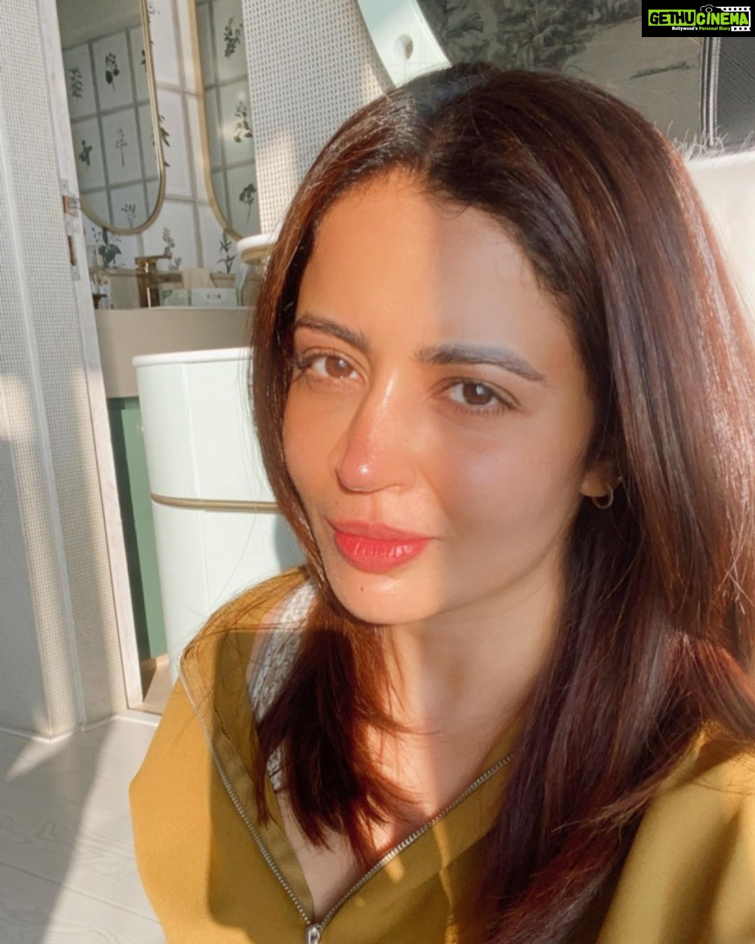 Neha Pendse Instagram – A lovely meal and a grand Sunday noon nap … I ...