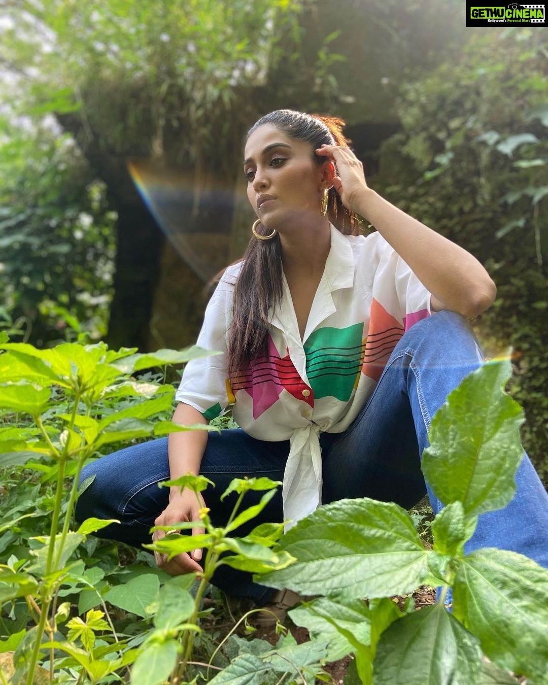 Nimrit Kaur Ahluwalia Instagram – lurking 🌈🌸🌻🧿🦋 #nimritahluwalia ...