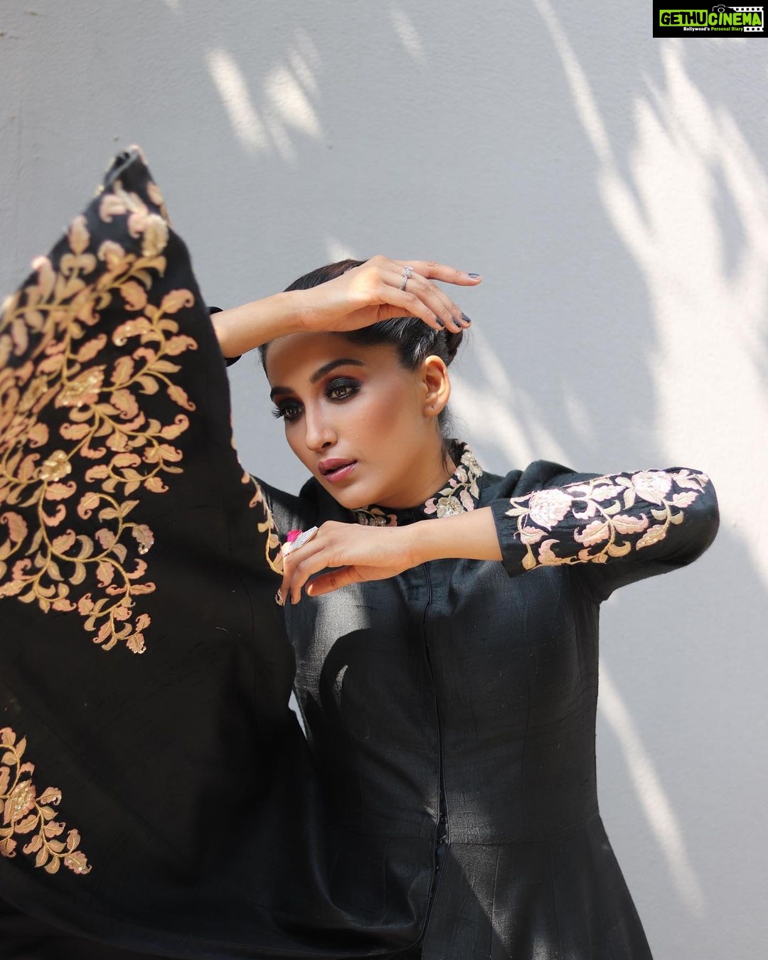 Actress Nimrit Kaur Ahluwalia HD Instagram Photos and Wallpapers ...