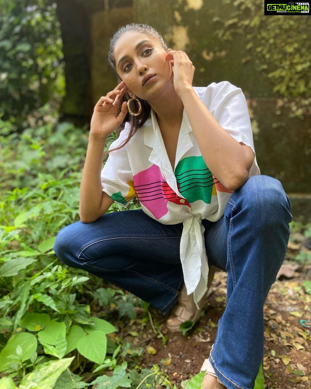 Nimrit Kaur Ahluwalia Instagram – lurking 🌈🌸🌻🧿🦋 #nimritahluwalia ...
