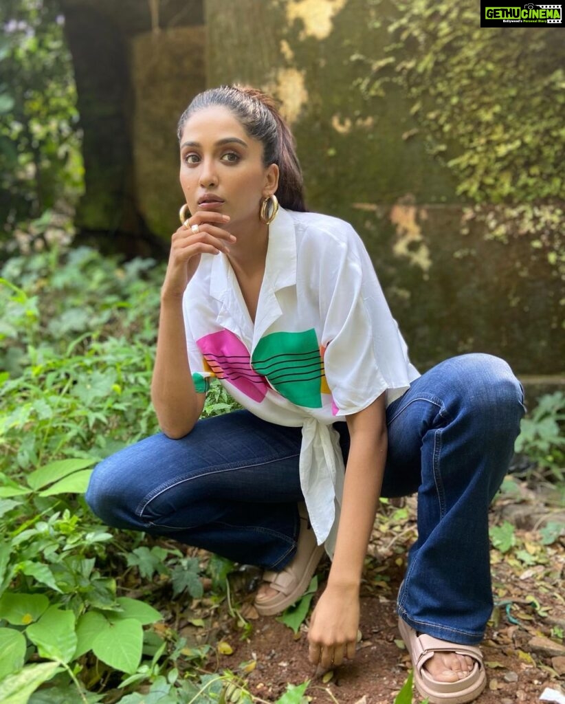 Nimrit Kaur Ahluwalia Instagram – lurking 🌈🌸🌻🧿🦋 #nimritahluwalia ...
