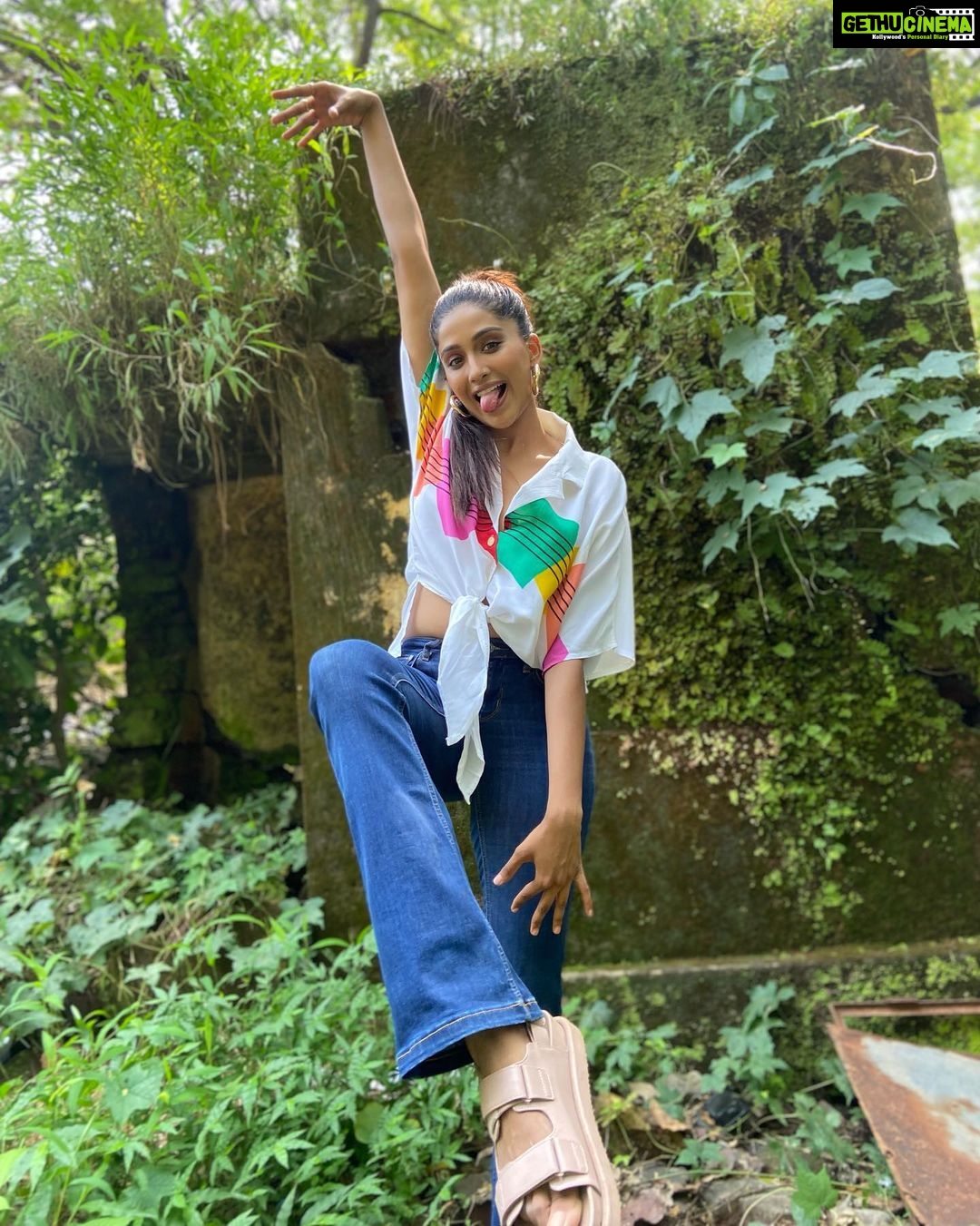 Nimrit Kaur Ahluwalia Instagram – lurking 🌈🌸🌻🧿🦋 #nimritahluwalia ...
