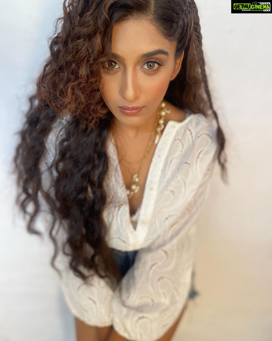 Nimrit Kaur Ahluwalia Instagram – 🐱 📸: @amitrajput_mua | Gethu Cinema
