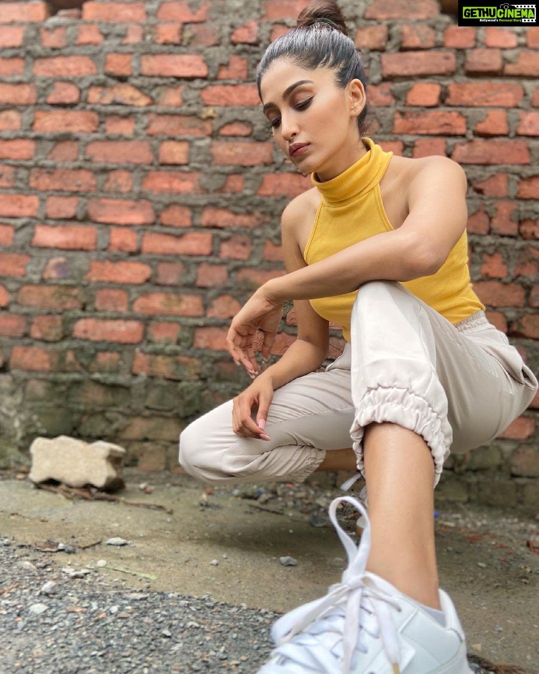 Nimrit Kaur Ahluwalia Instagram – 🌻 📸: @amitrajput_mua | Gethu Cinema