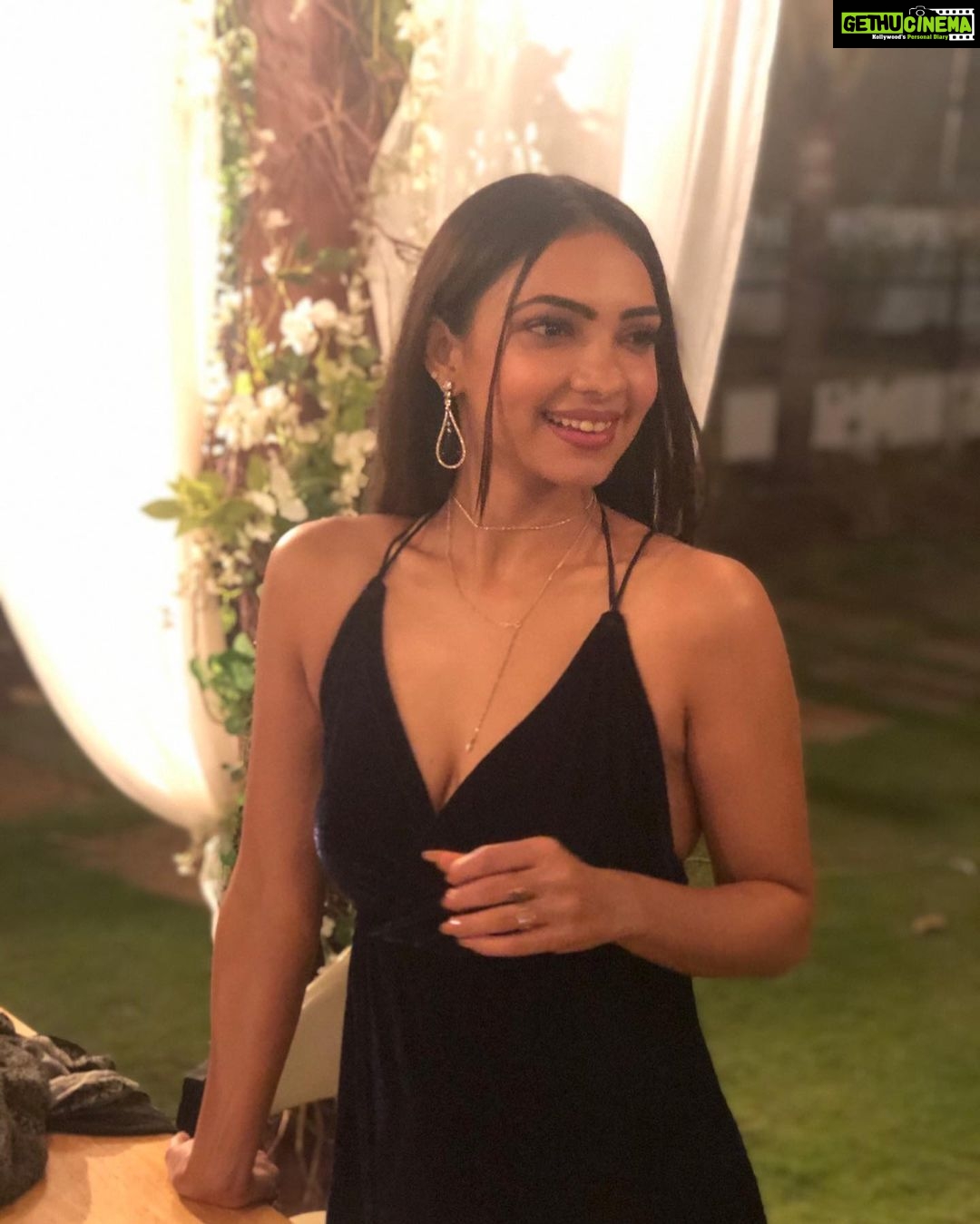 Pooja Banerjee Instagram – #ThrowbackThursday can you guess the show by ...