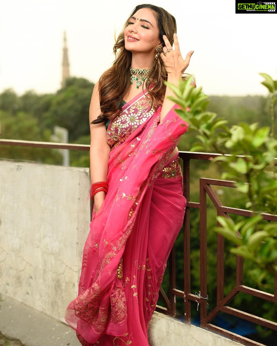 Pooja Banerjee Instagram – Queen vibes in @ruarindia saree Saree by ...
