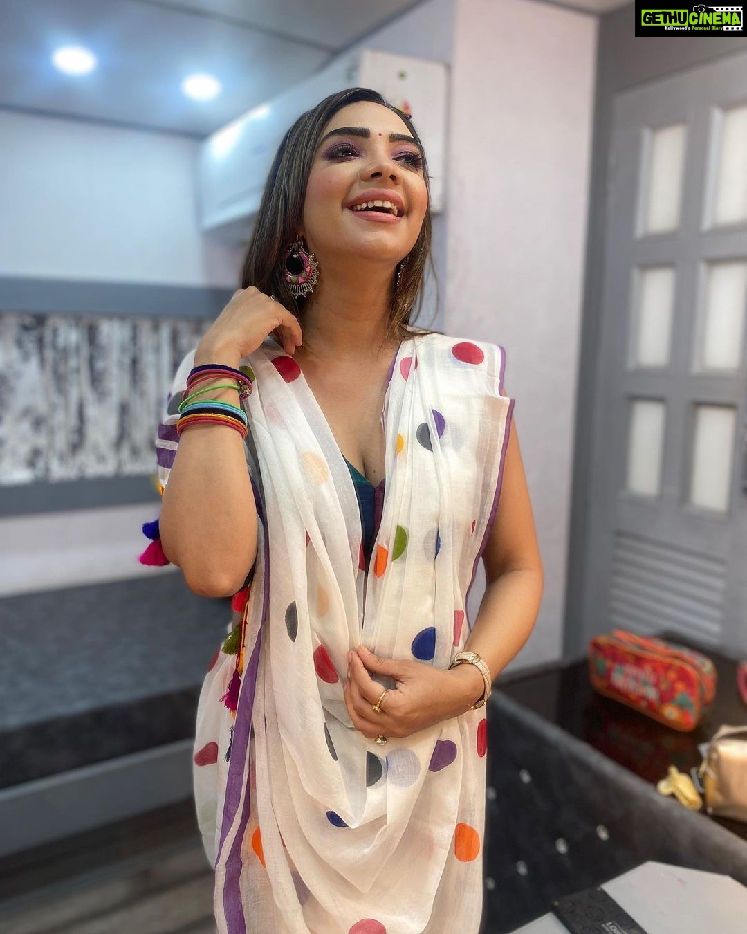 Pooja Banerjee Instagram – Swipe right to the last picture to see the ...