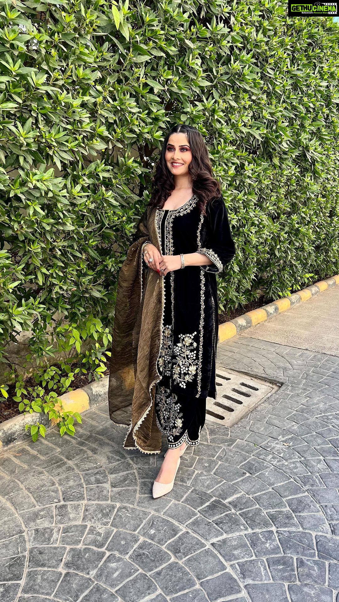Prabh Grewal Instagram – 🖤💫 Wearing 👗 @gulanaribynimratpratibha Styling ...