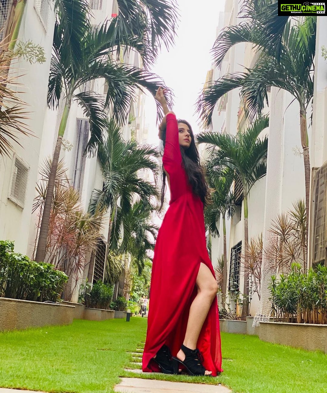 Preethi Asrani Instagram – Rêvasser ♥️🦢 . . Outfit : @romaneecontirs ...