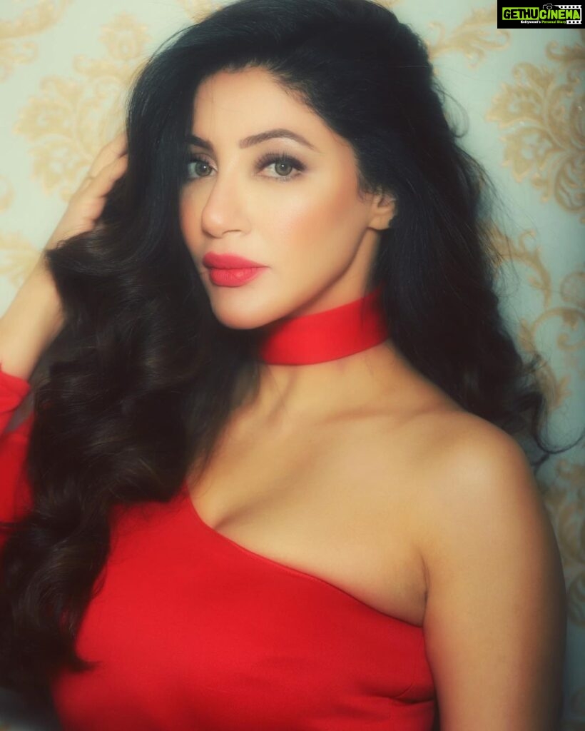 Reyhna Malhotra Instagram – Magic💫💫💫💫💫🌈 One more time for this outfit 🤪 ...