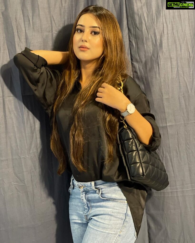 Actress Riya Sharma HD Photos and Wallpapers November 2021 | Gethu Cinema