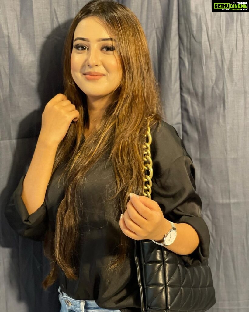 Actress Riya Sharma HD Photos and Wallpapers November 2021 | Gethu Cinema