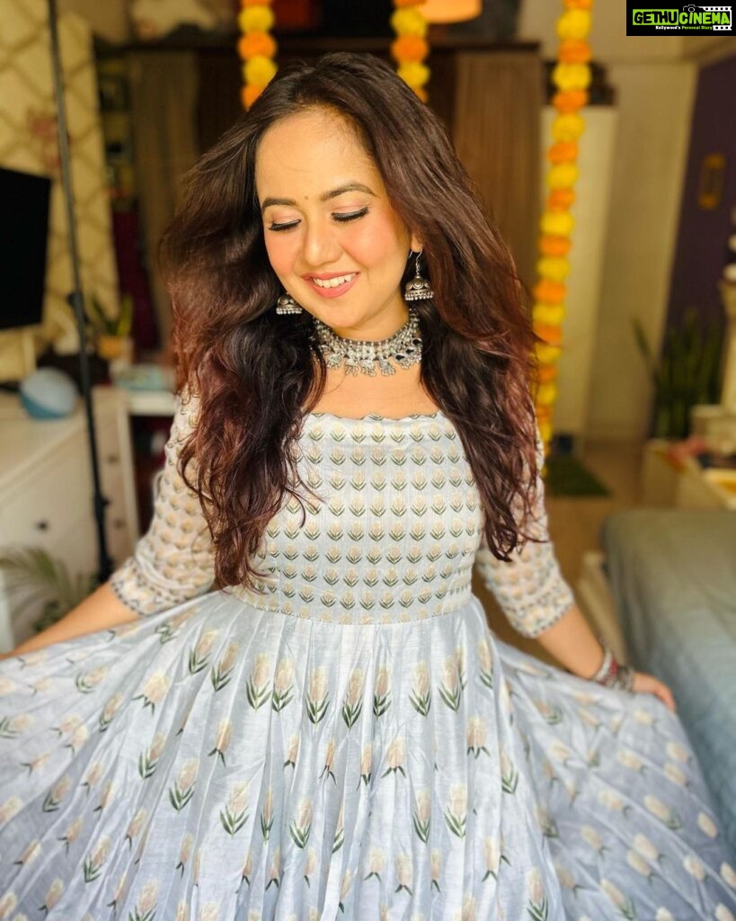Actress Roopal Tyagi HD Photos and Wallpapers April 2023 - Gethu Cinema