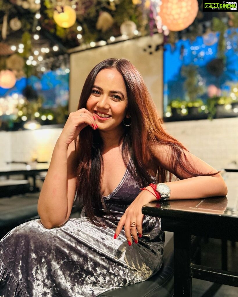 Actress Roopal Tyagi HD Instagram Photos and Wallpapers March 2023 | Gethu Cinema