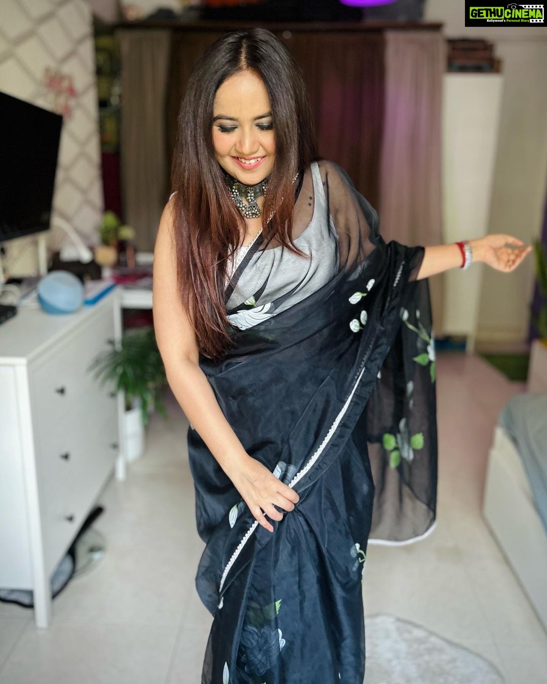 Roopal Tyagi's Most Liked Photos and Posts - Gethu Cinema