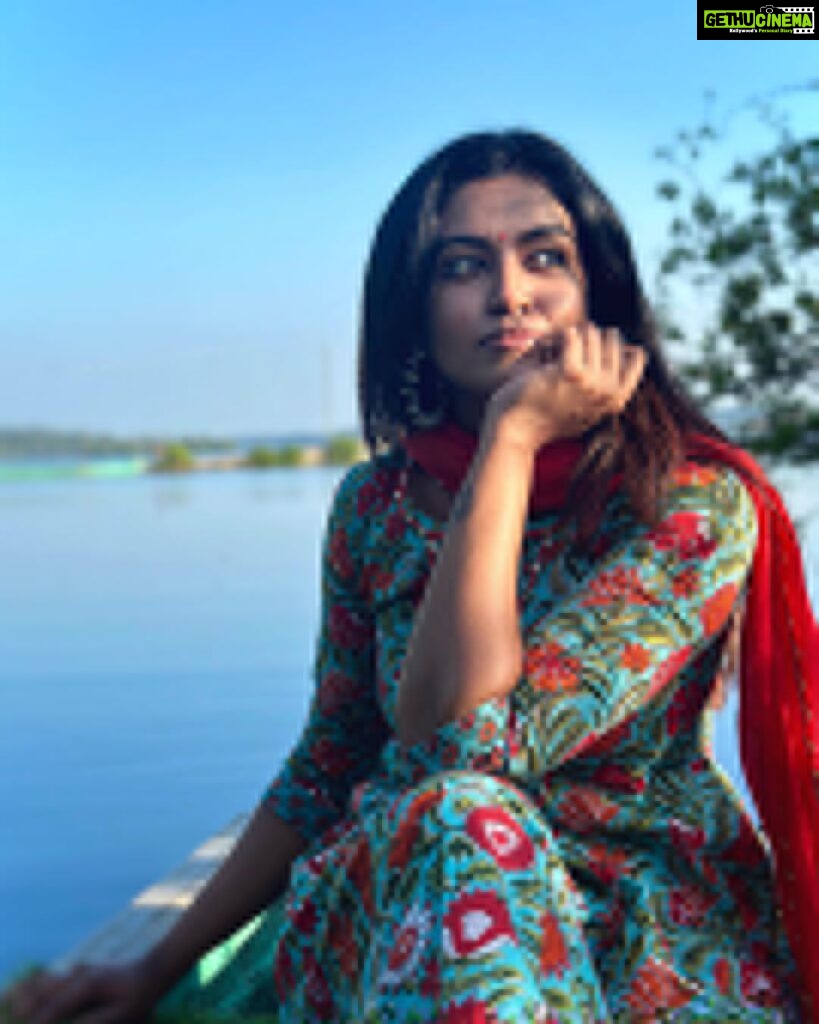 Actress Roshini Haripriyan HD Instagram Photos and Wallpapers December ...