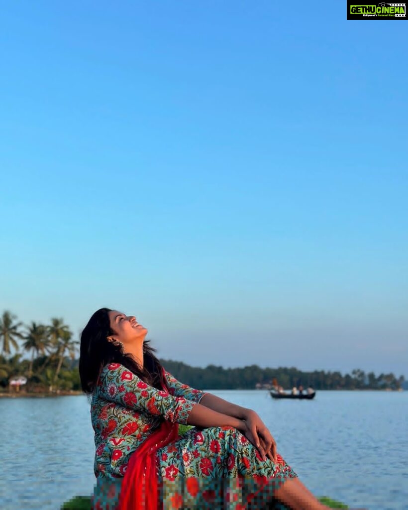 Actress Roshini Haripriyan HD Instagram Photos and Wallpapers December ...