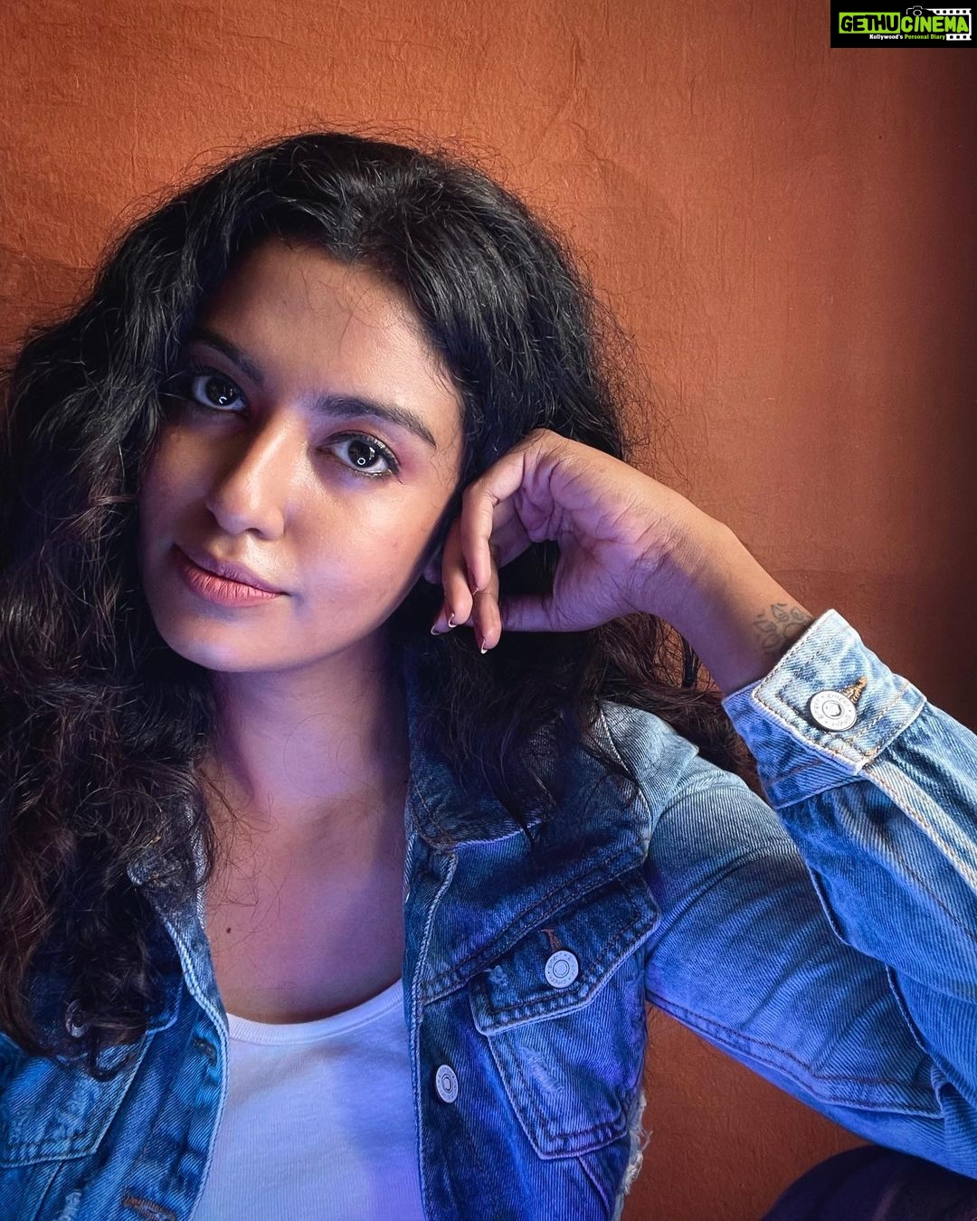 Actress Roshini Haripriyan HD Instagram Photos and Wallpapers December ...