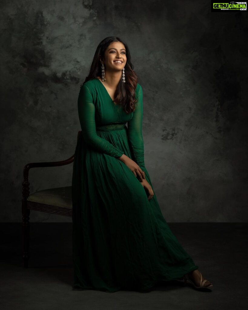 Actress Roshini Haripriyan HD Instagram Photos and Wallpapers December ...