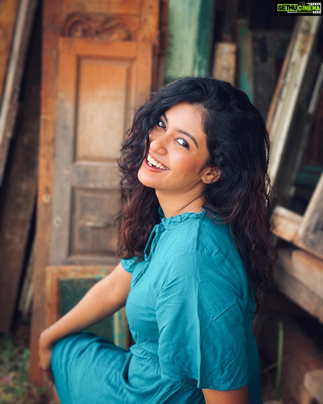 Actress Roshini Haripriyan HD Instagram Photos and Wallpapers December ...