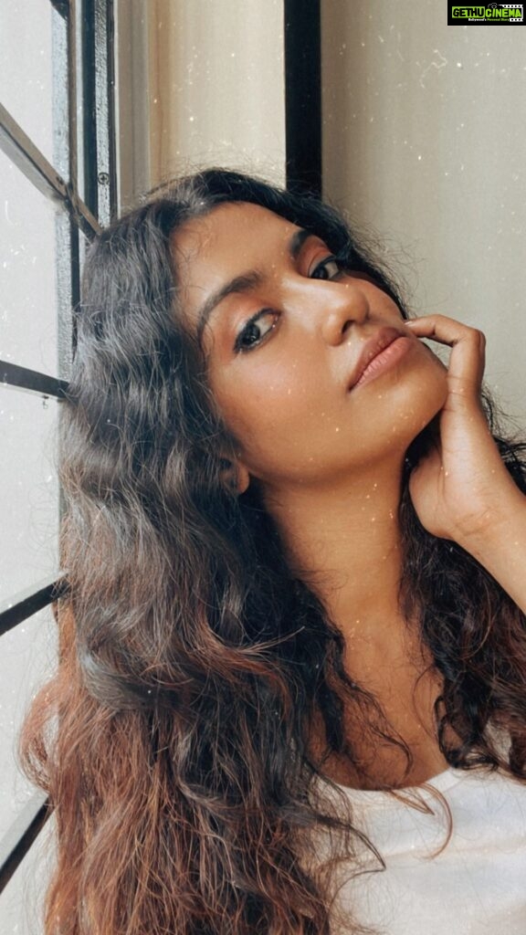 Actress Roshini Haripriyan HD Instagram Photos and Wallpapers December ...