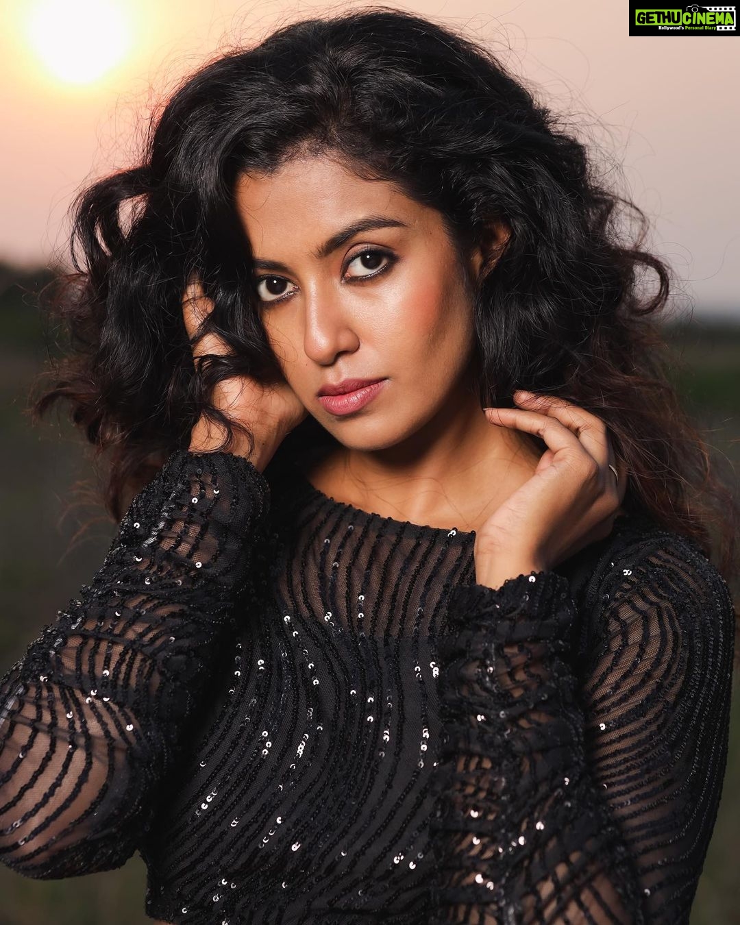 Actress Roshini Haripriyan HD Photos and Wallpapers April 2023 | Gethu ...