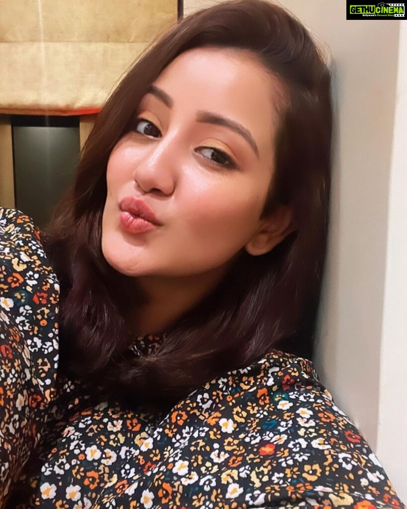 Actress Roshmi Banik HD Instagram Photos and Wallpapers December 2022 | Gethu Cinema