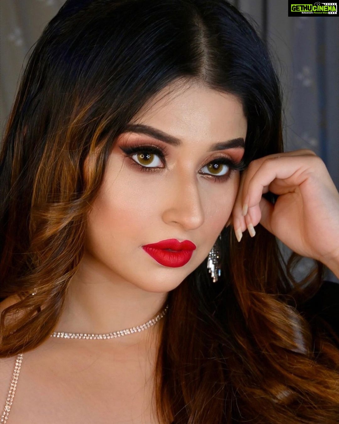 Saba Khan Instagram – Red 🥵 🧿 . . Mua – @makeupbykainatshaikh . . # ...