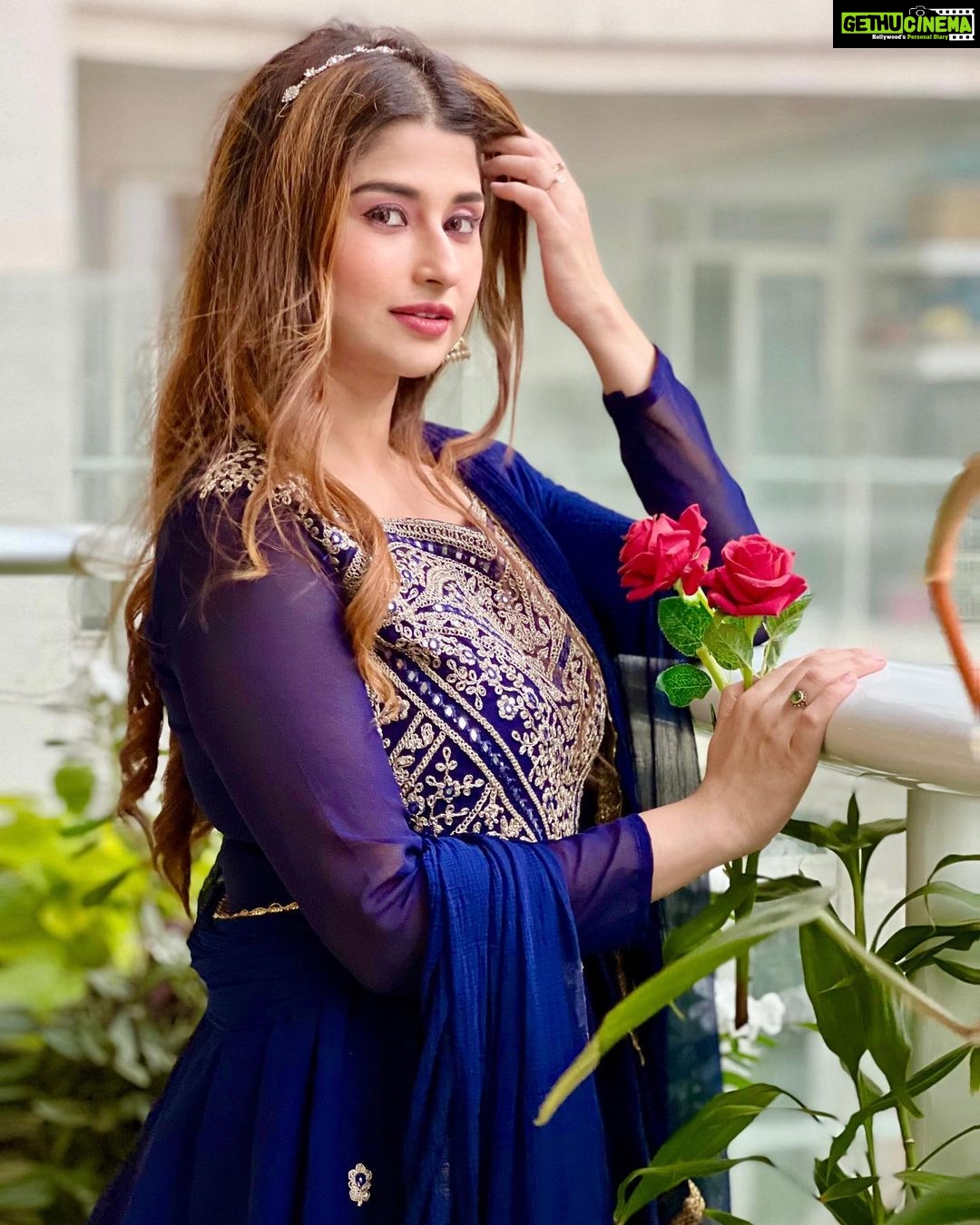 Saba Khan Instagram – Jumma Mubarak! 💙 . . Mua – @sonalissalonandspa . #sabakhan #jummahmubarak ...