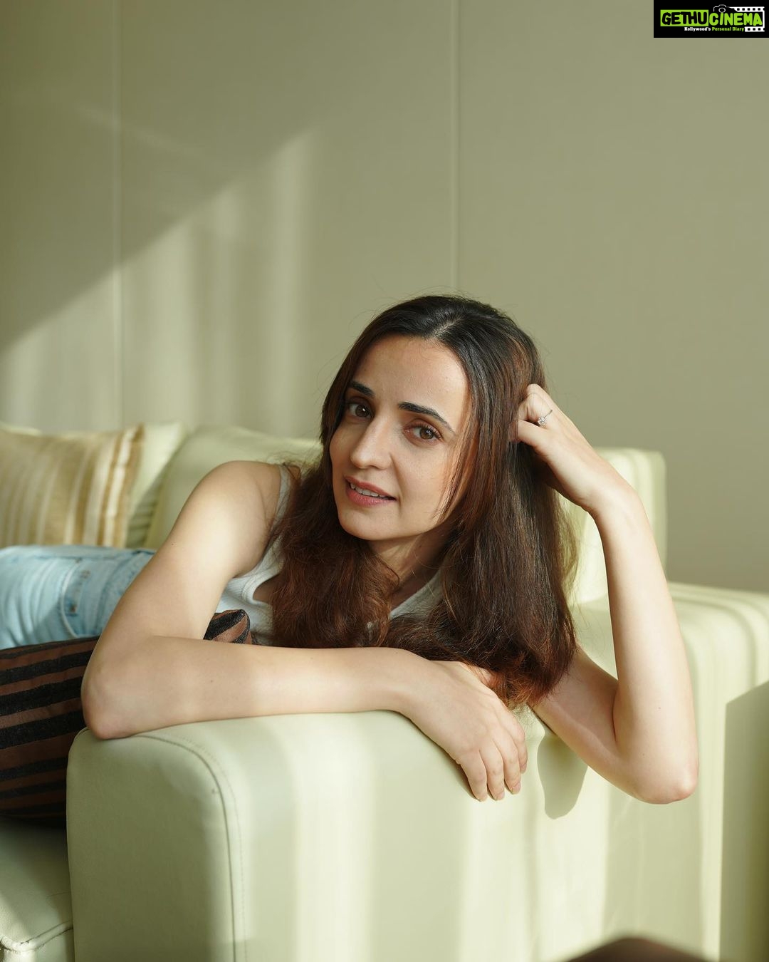 Sanaya Irani Instagram – Just a lazy kinda Sunday 😊😊. Clicked by @ravii ...
