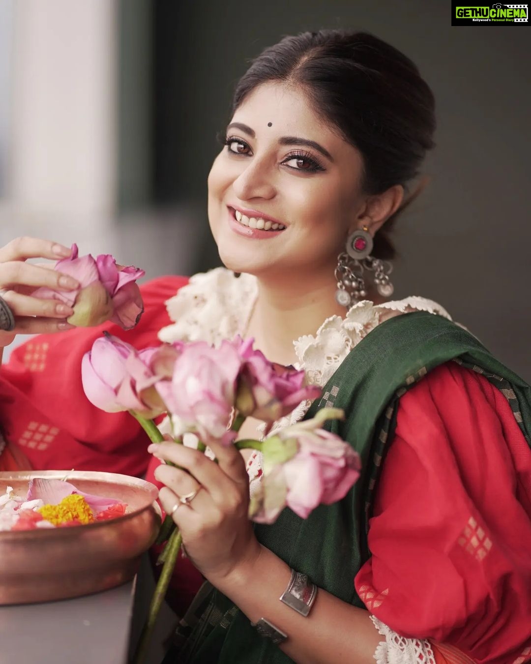 Sandipta Sen Instagram – Shubho Sharodiya ️Shubho Shashthi Aj aschi ...