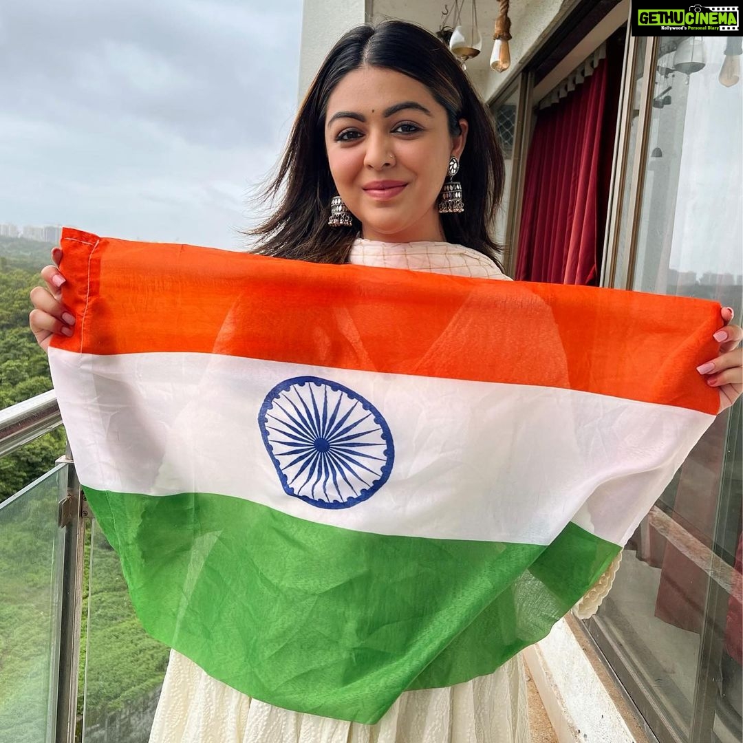 Shafaq Naaz Instagram – Kuch toh tha uski nazar me | Gethu Cinema