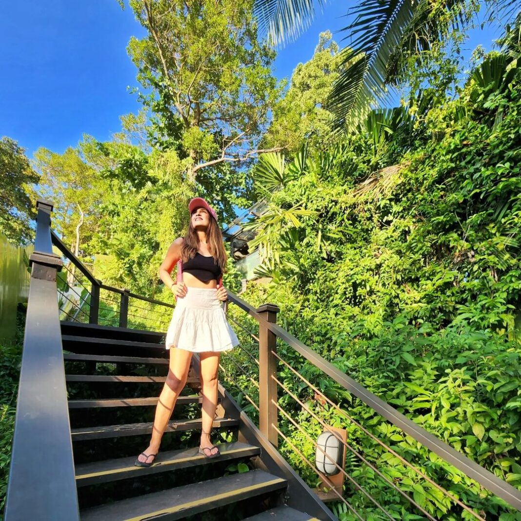 Actress Shiny Doshi HD Photos and Wallpapers October 2022 - Gethu Cinema