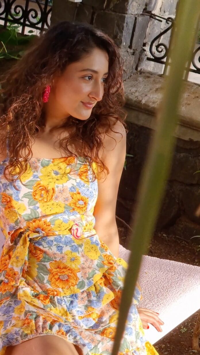 Actress Shivya Pathania HD Photos and Wallpapers April 2022 - Gethu Cinema