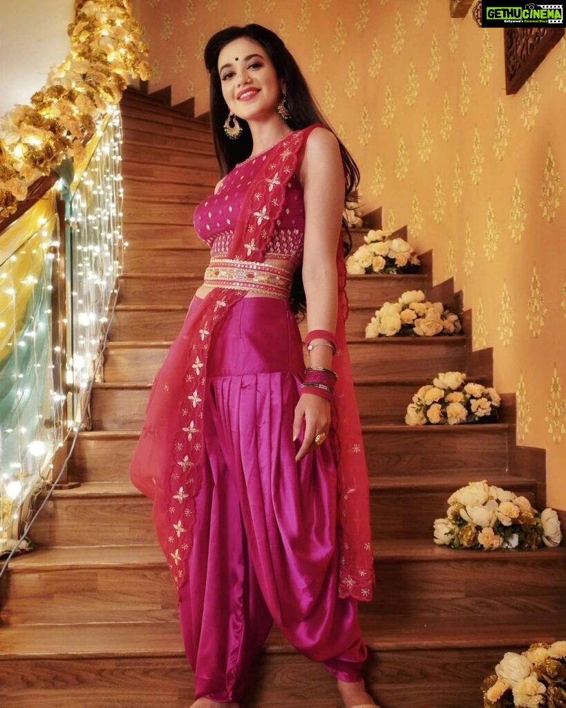 Shruti Sharma Instagram - Coz I 🖤 Black 🤟 What's your favourite colour ...