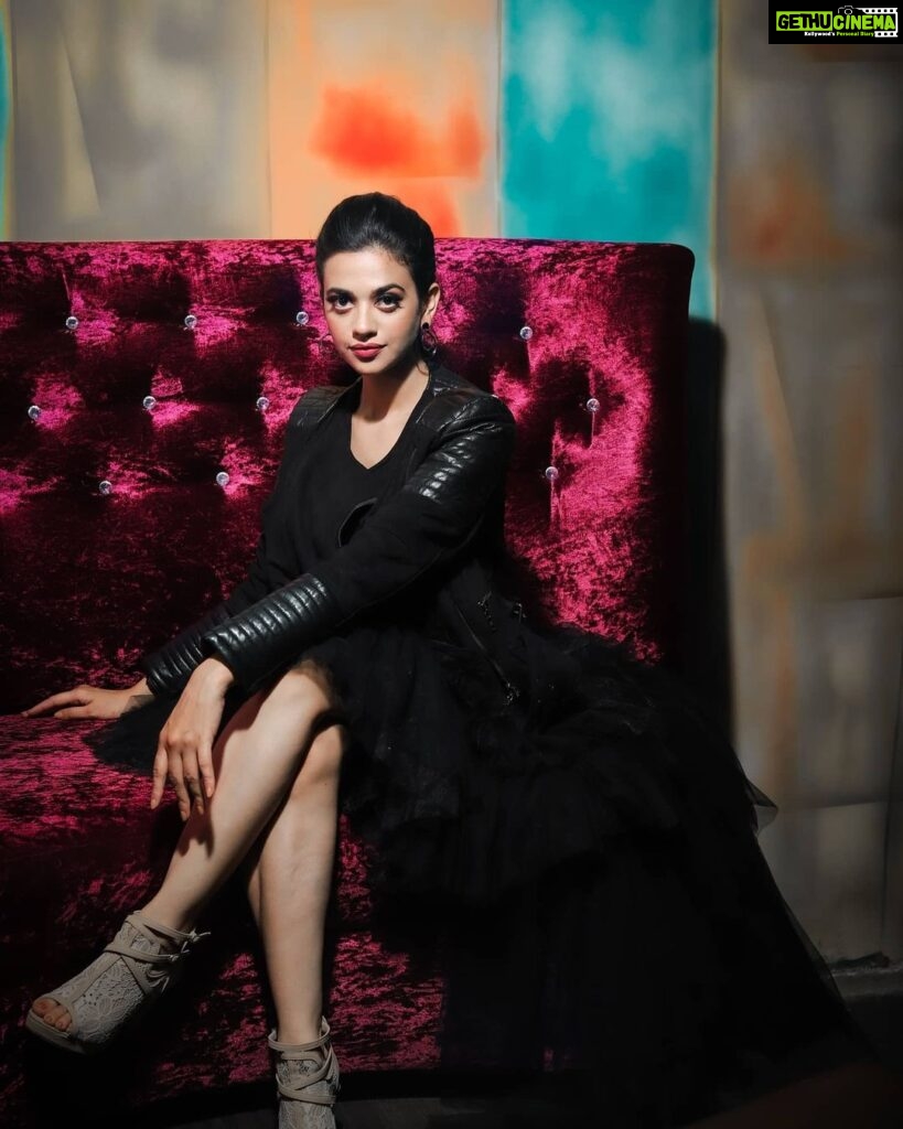 Shruti Sharma Instagram - Coz I 🖤 Black 🤟 What's your favourite colour ...