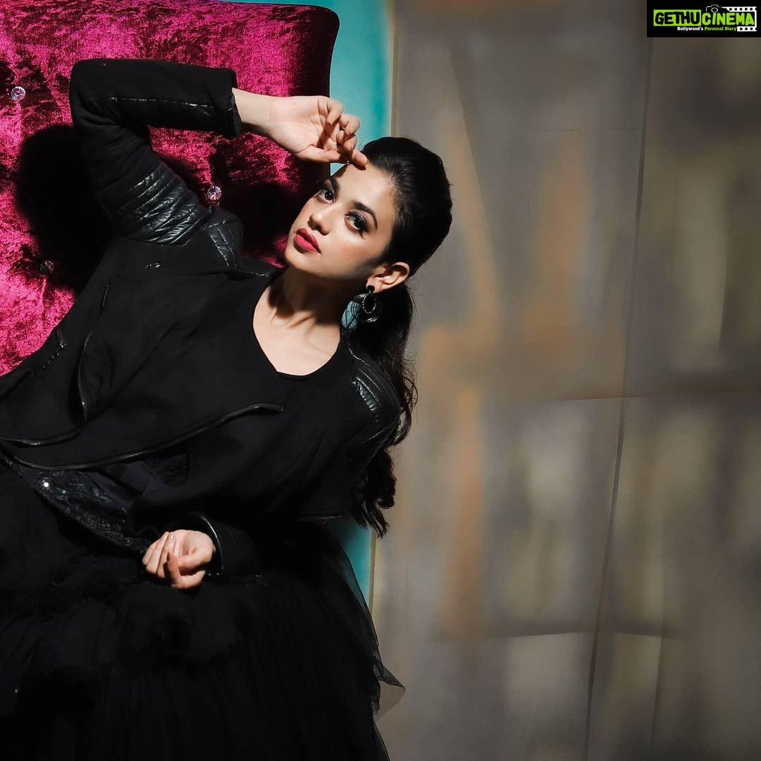 Shruti Sharma Instagram – 🖤💜 Styling: @styleitupbyaashna Outfit ...