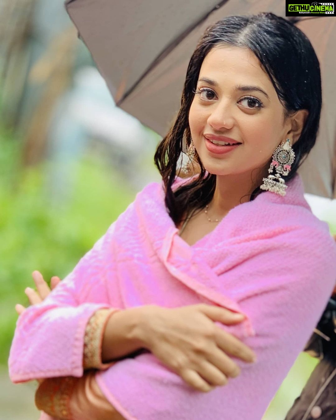 Shruti Sharma Instagram - झिलमिल बूंदें, भीगे केश, हवा सी इठलाती ...