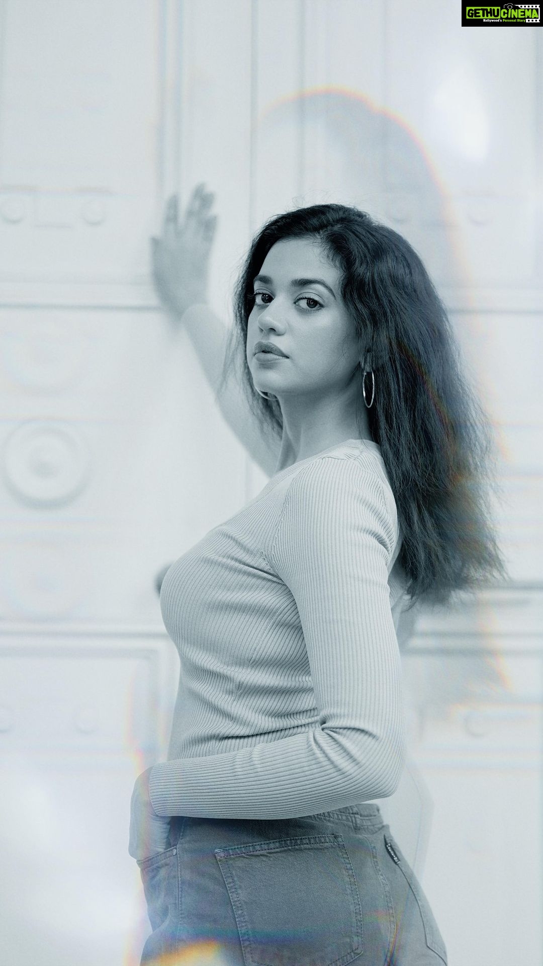 Actress Shruti Sharma HD Instagram Photos and Wallpapers December 2022 | Gethu Cinema