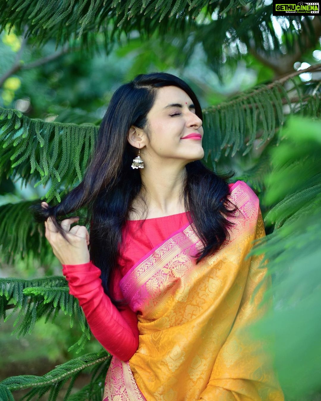 Actress Simple Kaul HD Photos and Wallpapers September 2022 - Gethu Cinema