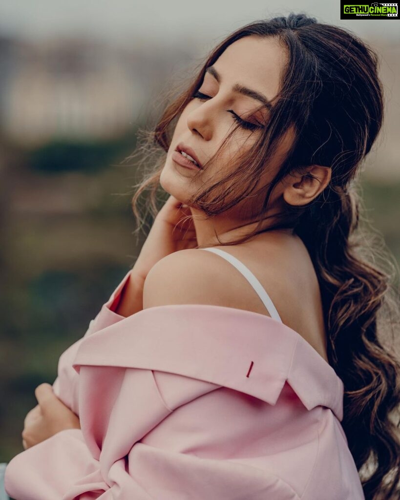 Actress Srishty Rode HD Instagram Photos and Wallpapers July 2022 | Gethu Cinema