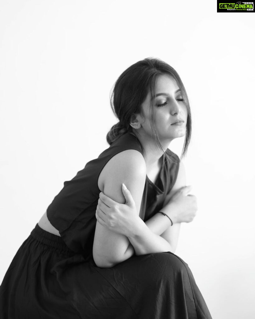 Actress Srishty Rode HD Photos and Wallpapers July 2022 - Gethu Cinema